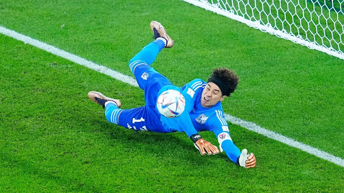 ¡Ochoa no es el único! El mexicano que hizo historia al parar un penal ...